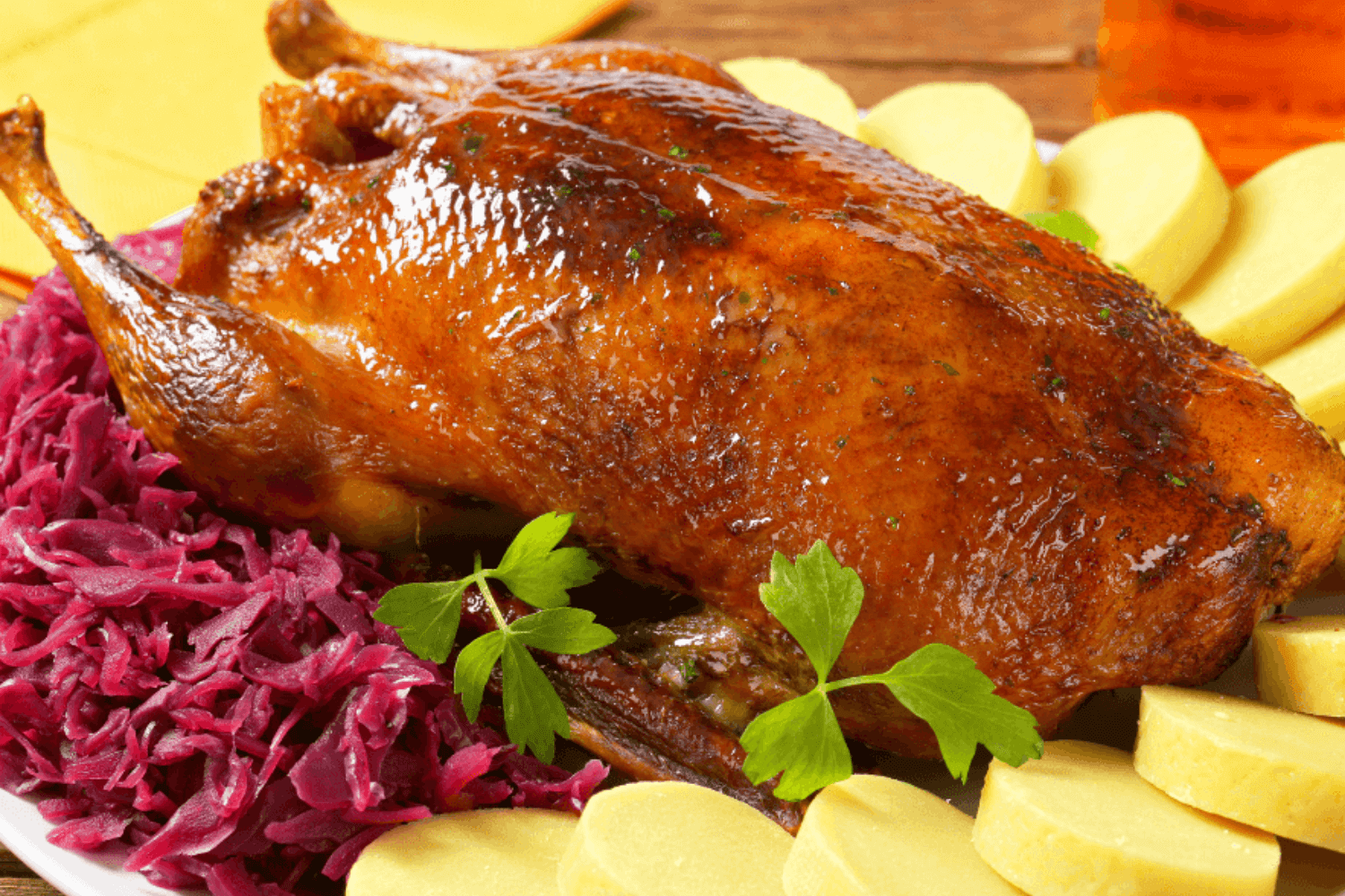 Kachna na jablkách | Recept na červené zelí a knedlíky